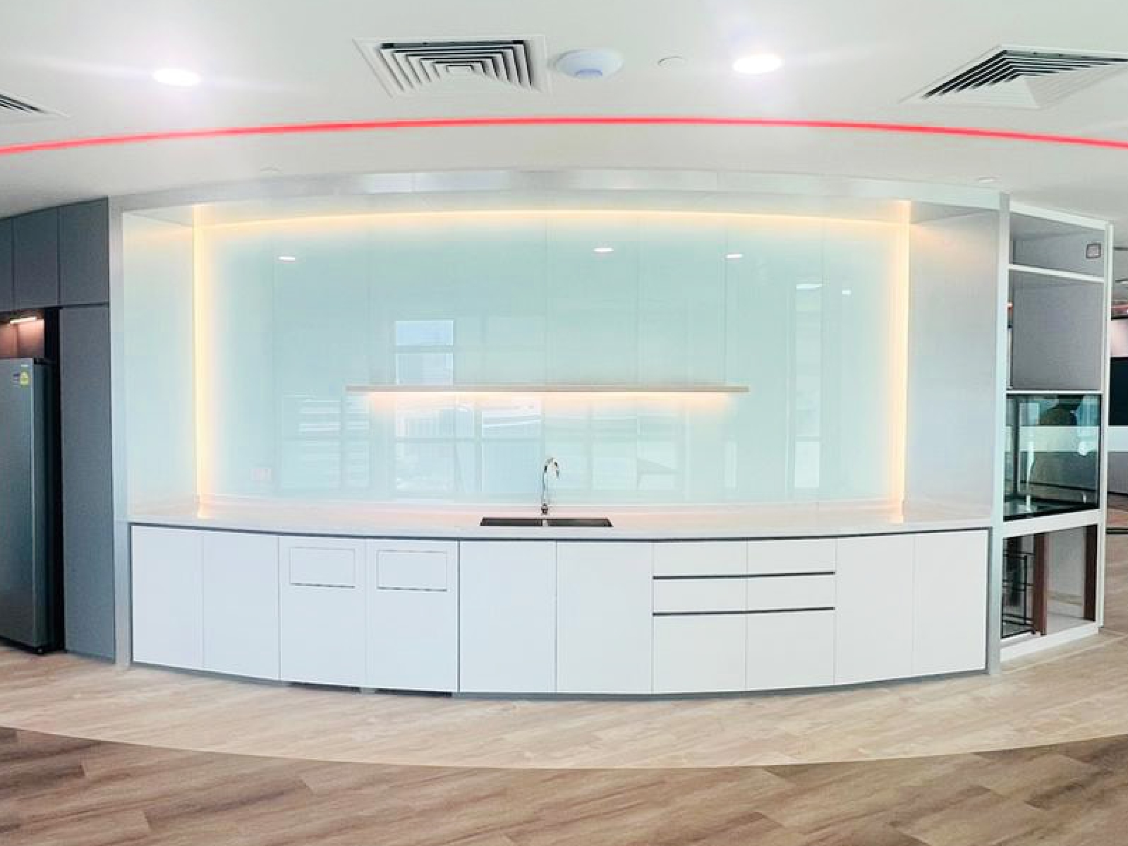 Custom Mirrors & Whiteboards for Commercial Applications