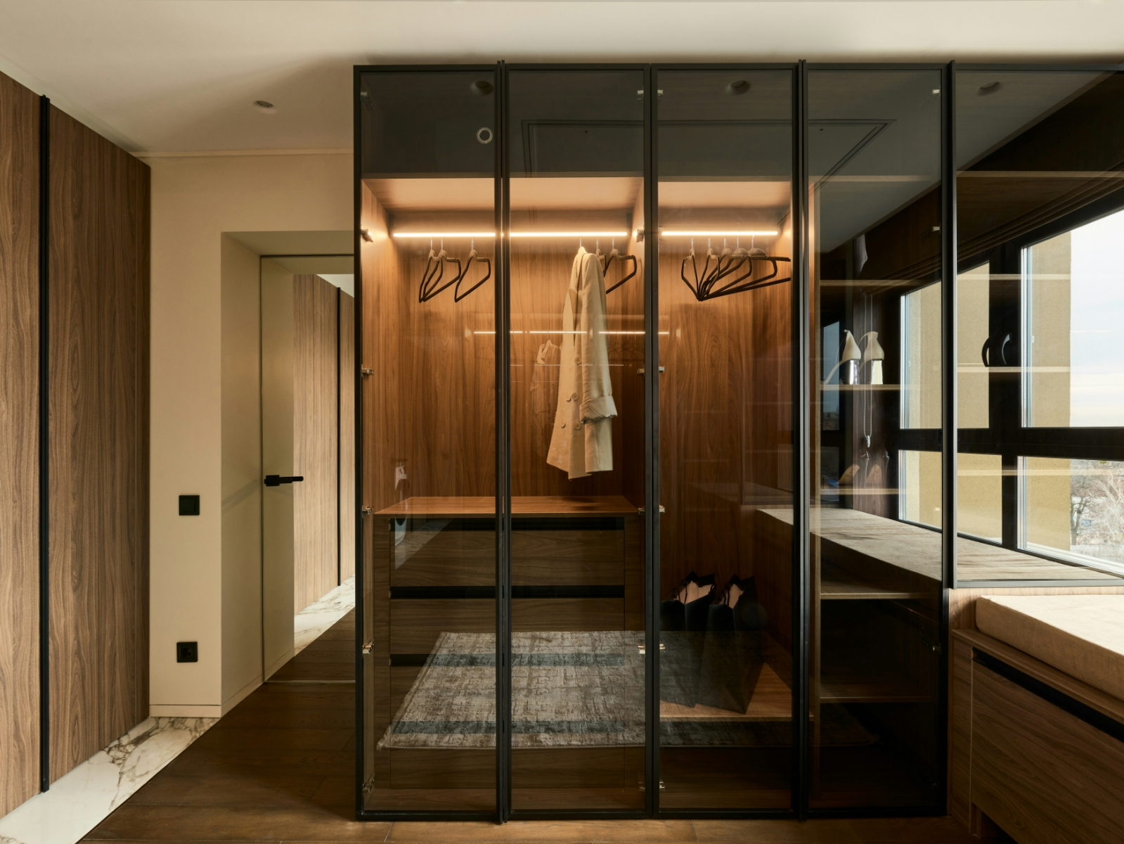 Residential Glass Shelving & Displays: Stylish Storage Solutions